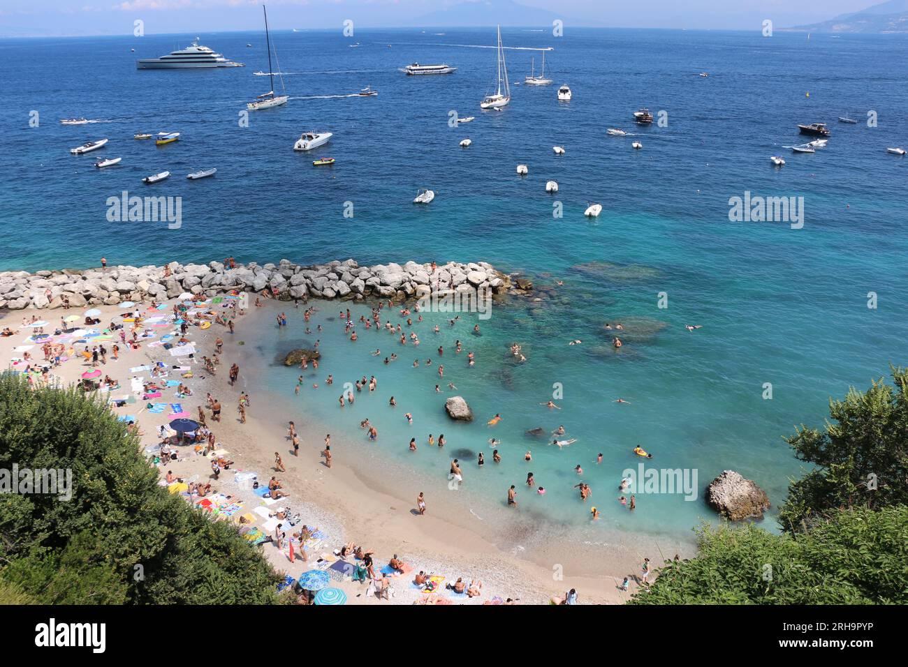 Estate: turisti a Capri in spiaggia e nelle strade Stock Photo - Alamy