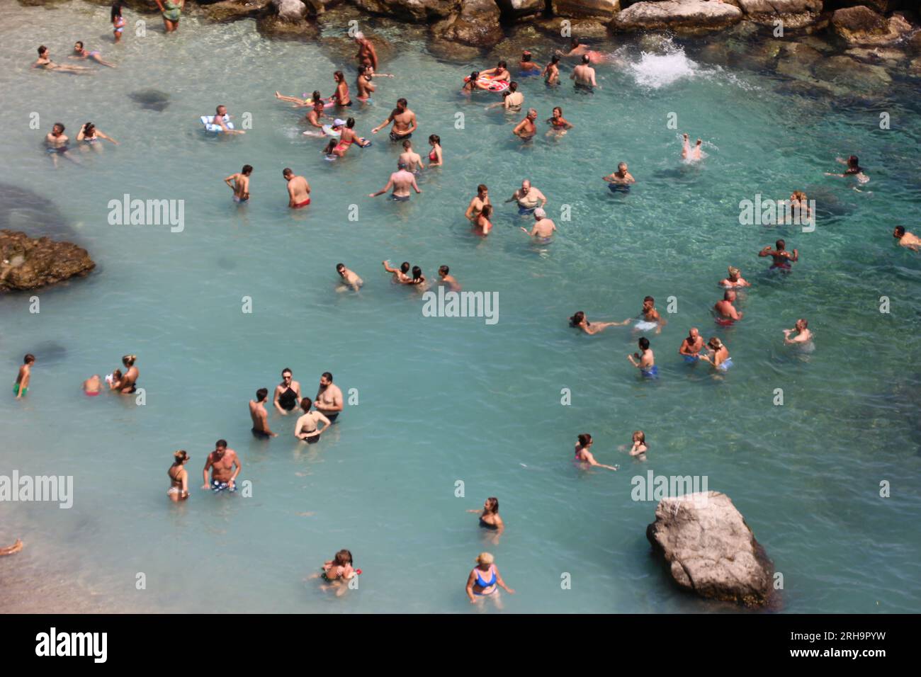 Estate: turisti a Capri in spiaggia e nelle strade Stock Photo - Alamy