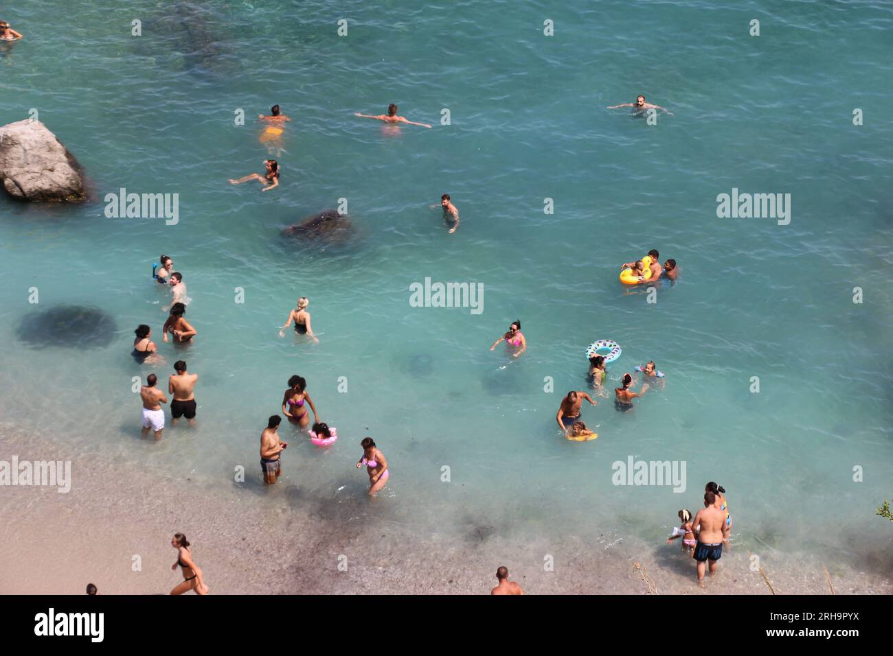 Estate: turisti a Capri in spiaggia e nelle strade Stock Photo - Alamy