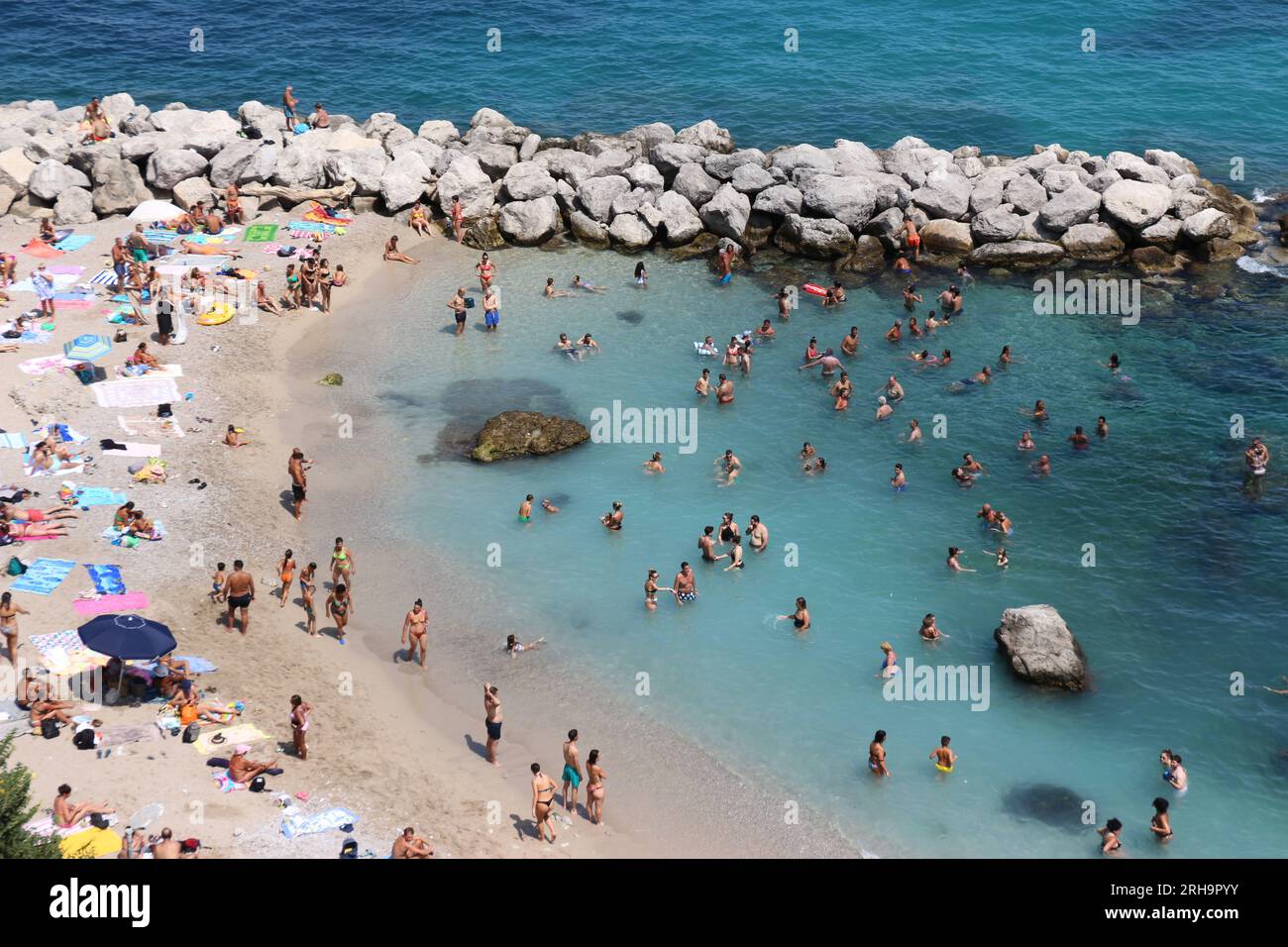Estate: turisti a Capri in spiaggia e nelle strade Stock Photo - Alamy