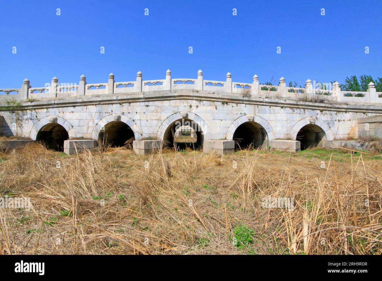 Five hole bridge hi-res stock photography and images - Alamy