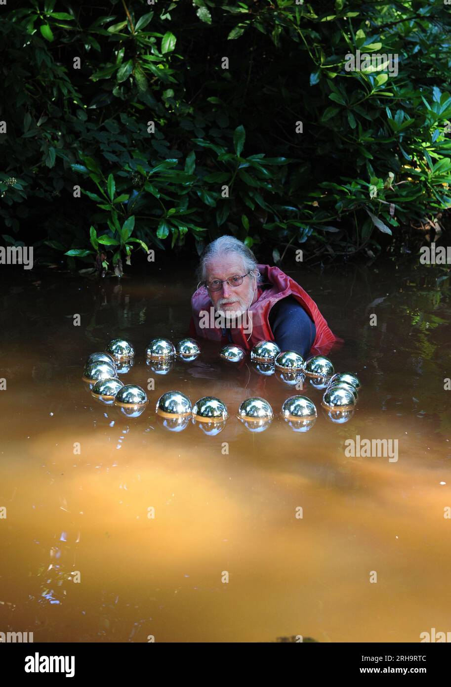 Installing sculpture glass hi-res stock photography and images - Alamy