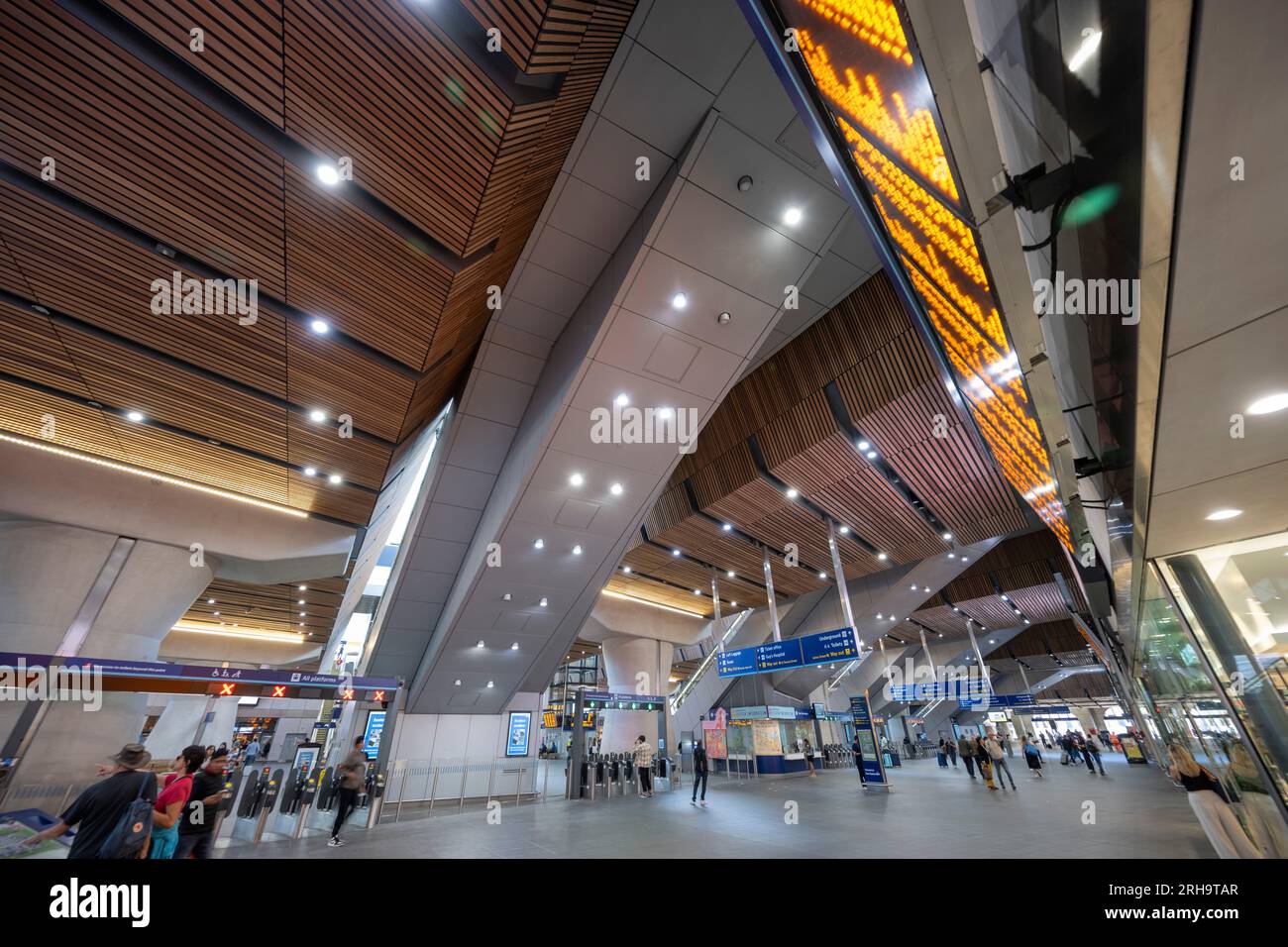 London bridge station interior hi-res stock photography and images - Alamy