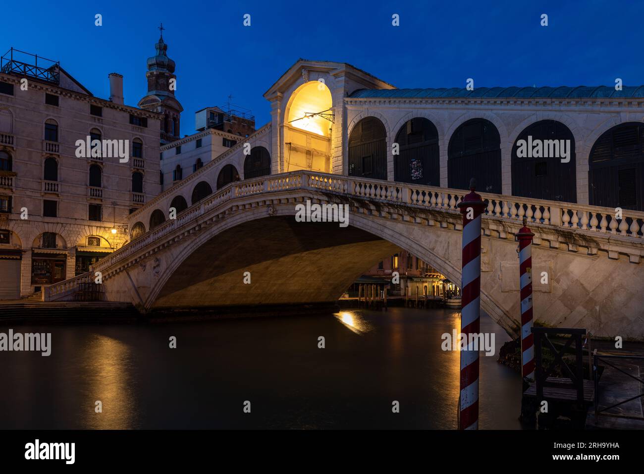 Illuminated Rialto bridge in Venice at night Stock Photo - Alamy
