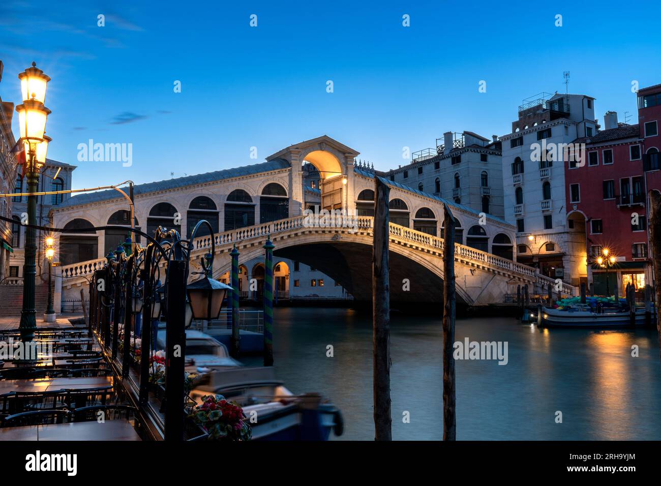 Illuminated Rialto bridge in Venice at night Stock Photo - Alamy