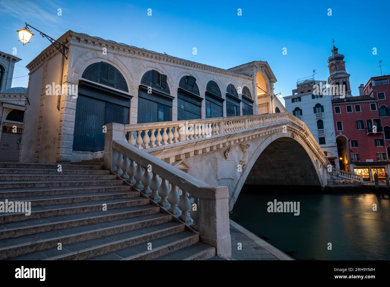 Illuminated Rialto bridge in Venice at night Stock Photo - Alamy