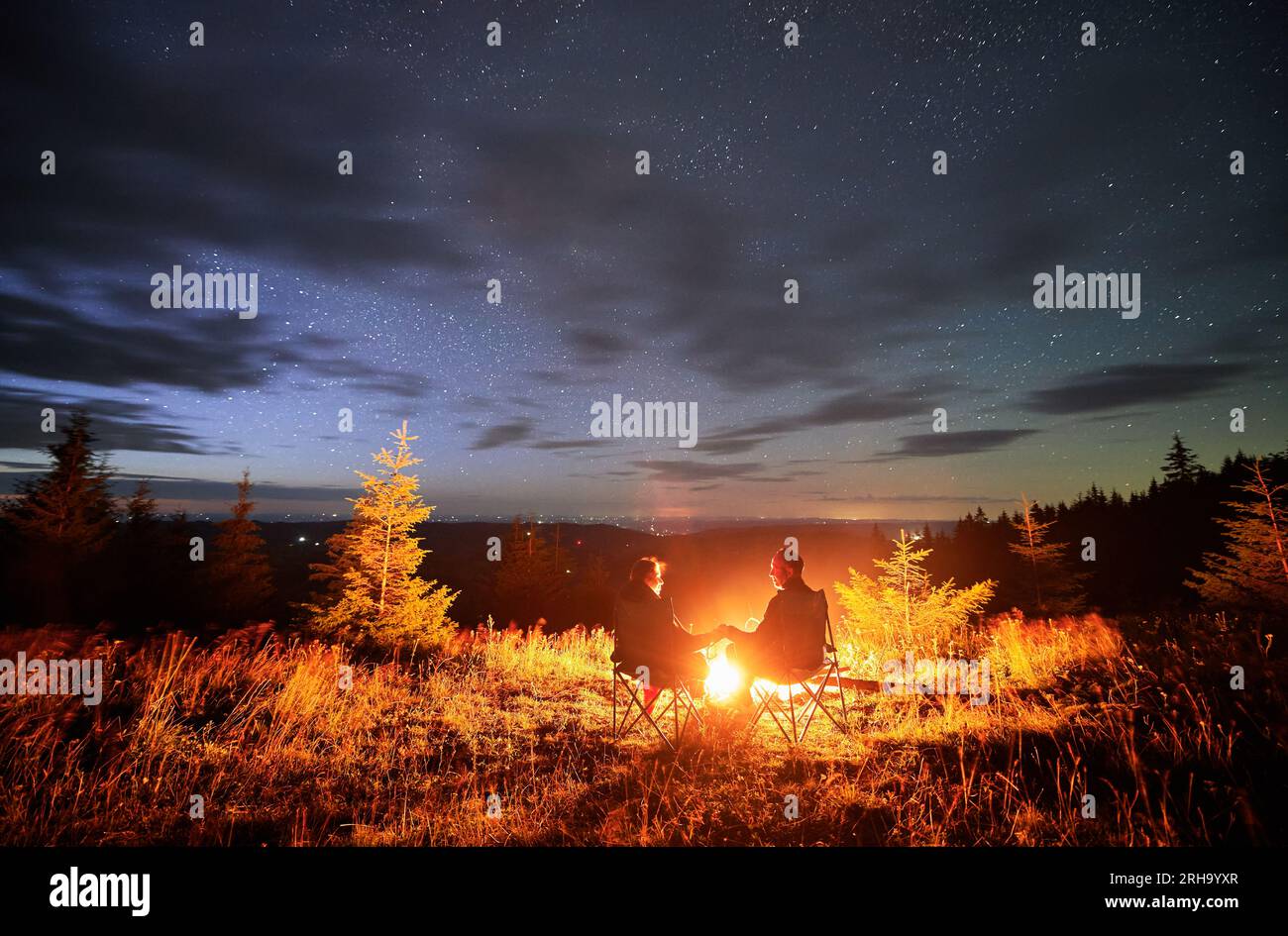 Family having picnic campfire hi-res stock photography and images - Alamy