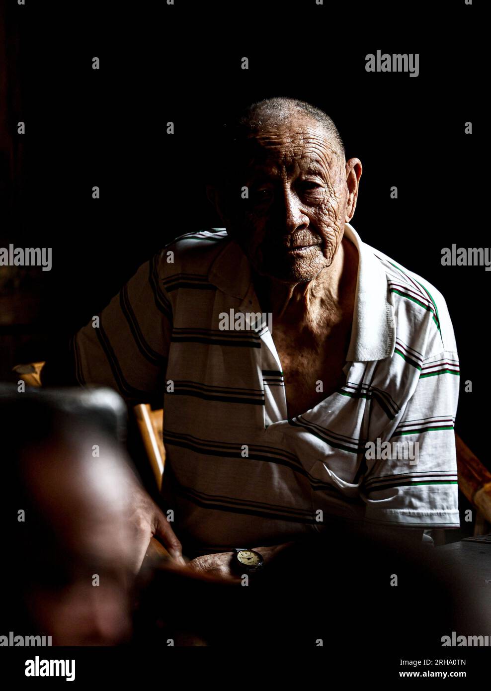 (230815) -- CHENGDU, Aug. 15, 2023 (Xinhua) -- A senior citizen enjoys ...
