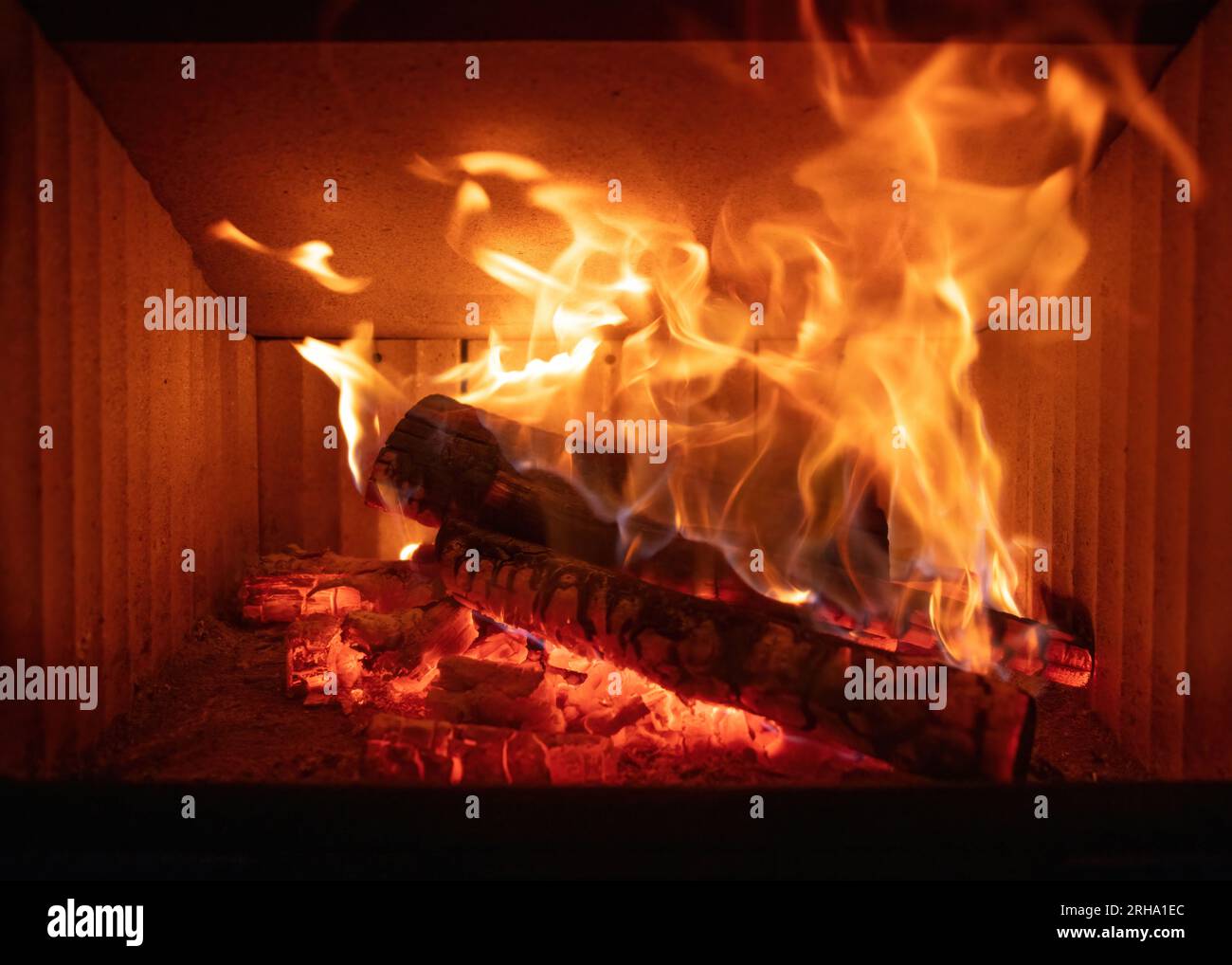 Interior log fire hi-res stock photography and images - Alamy