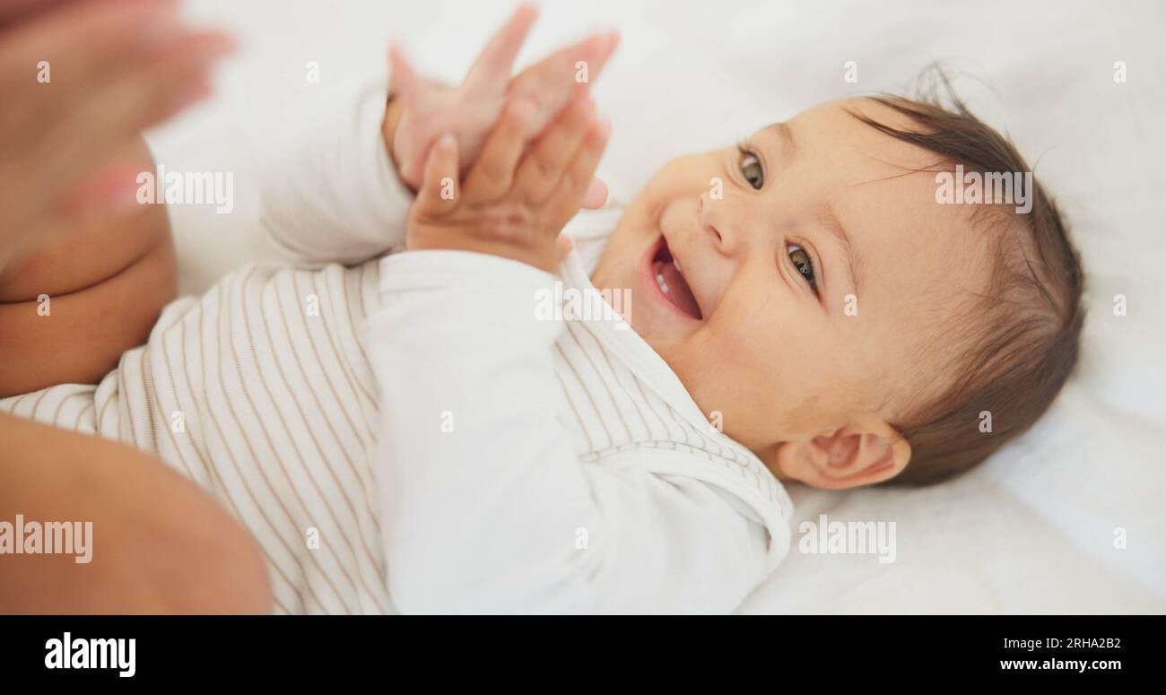 Baby clapping hands hi-res stock photography and images - Alamy