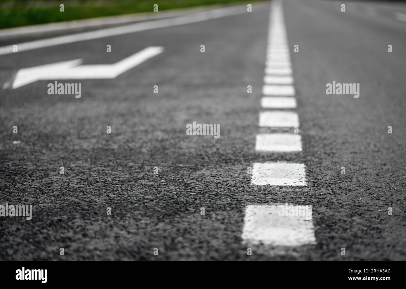Tarmac markings hi-res stock photography and images - Alamy