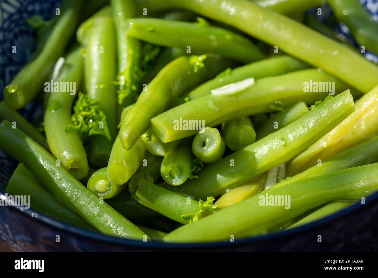 Cooked green beans with garlic Stock Photo - Alamy