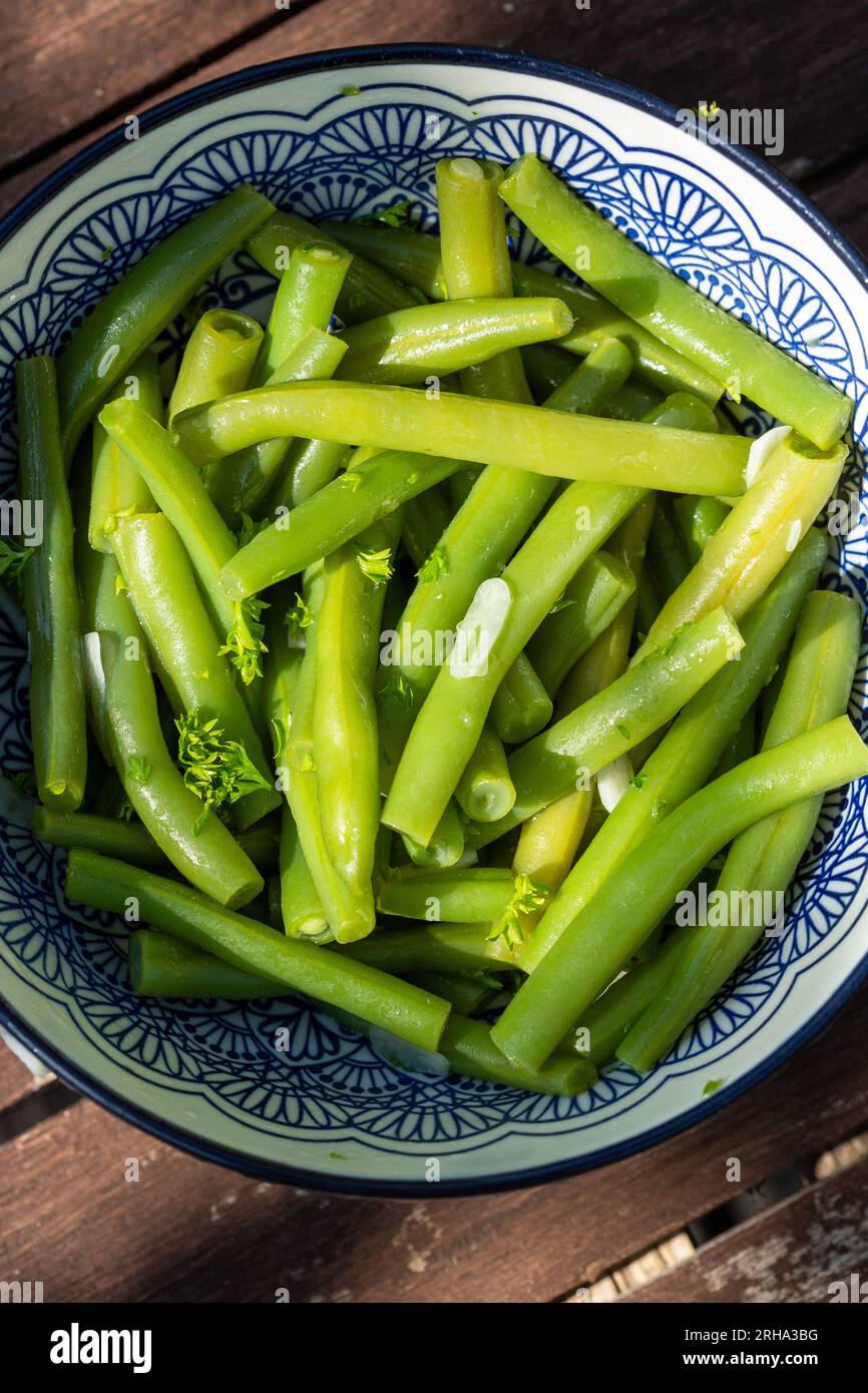 Cooked green beans with garlic Stock Photo - Alamy