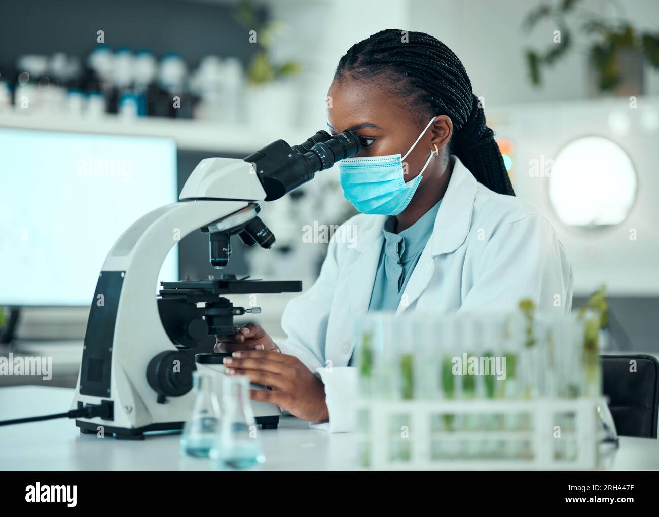Lady researcher in face mask hi-res stock photography and images - Alamy