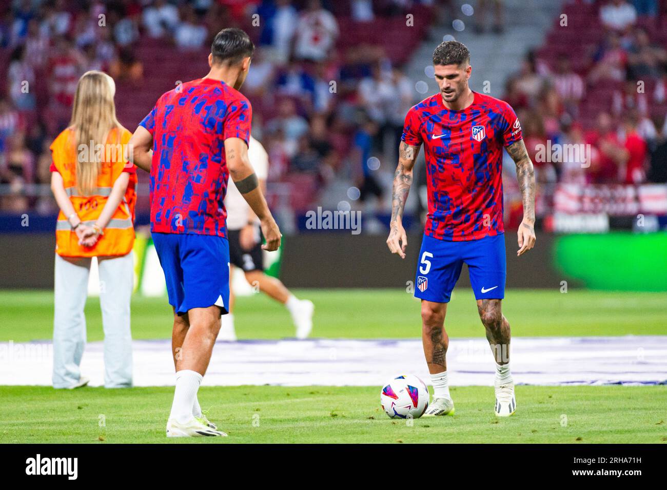 Rodrigo De Paul (Atletico Madrid) and Alvaro Morata warm up during the ...