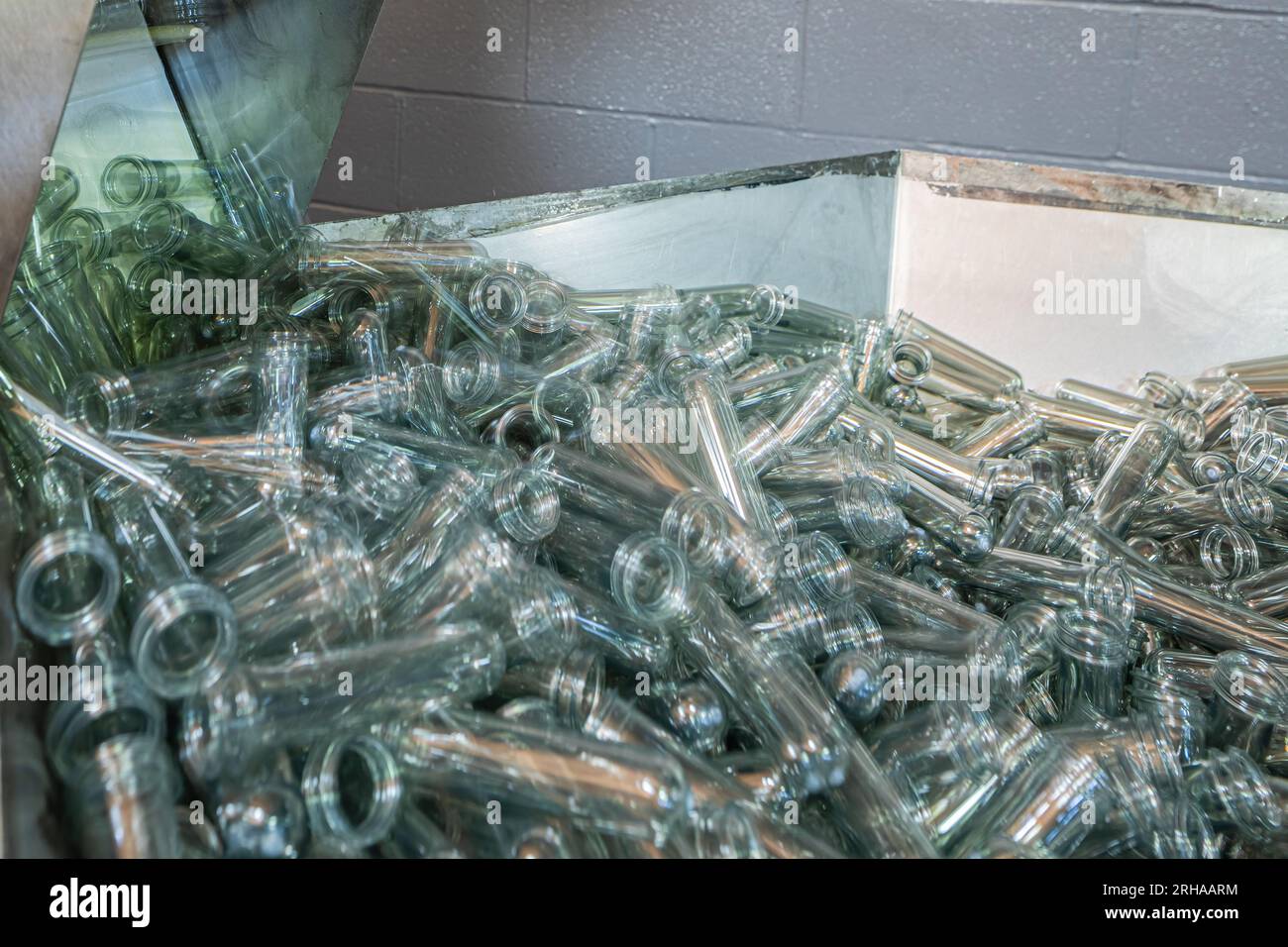 Glass bottles in conveyor belt hi-res stock photography and images - Alamy