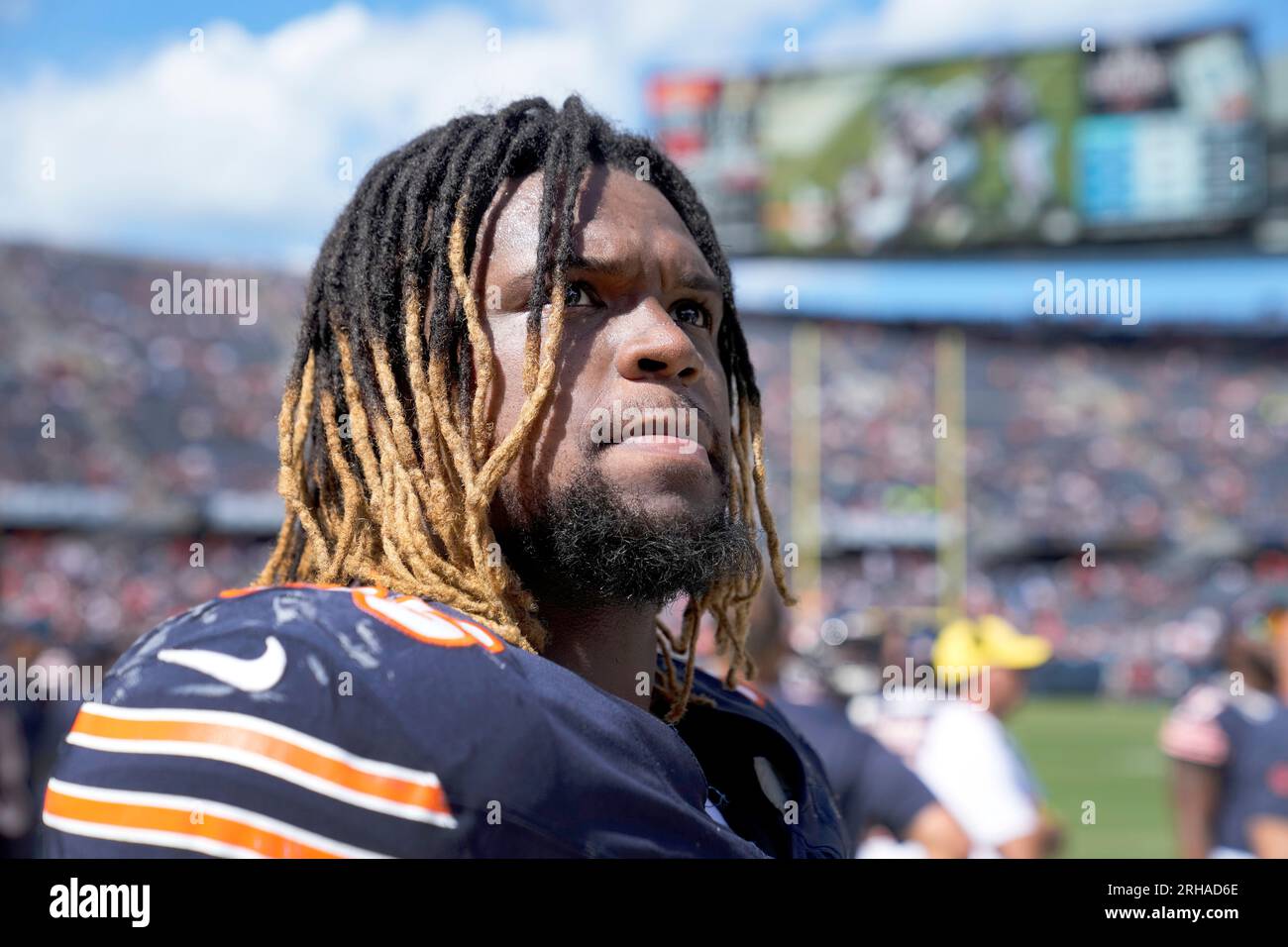 Chicago Bears defensive tackle Zacch Pickens looks the scoreboard ...