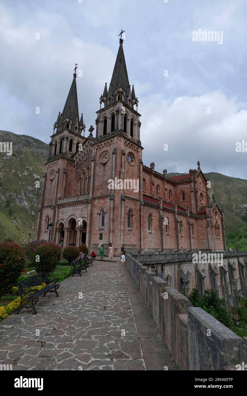 Basílica de Santa María la Real de Covadonga ,Picos De Europa , Asturia ...