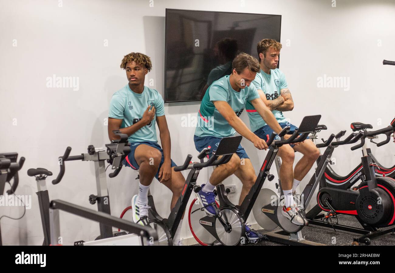 Burnley fc ekdal hi-res stock photography and images - Alamy