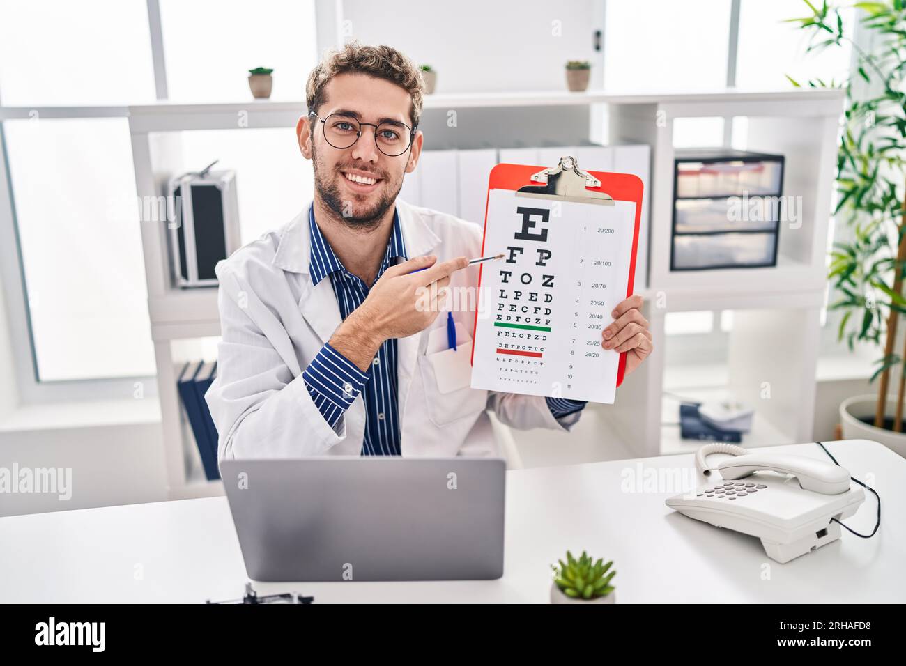 Snellen table hi-res stock photography and images - Alamy