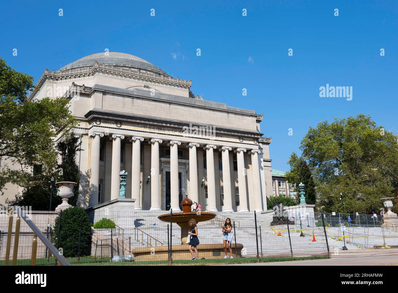 Statue alma mater columbia university hi-res stock photography and ...