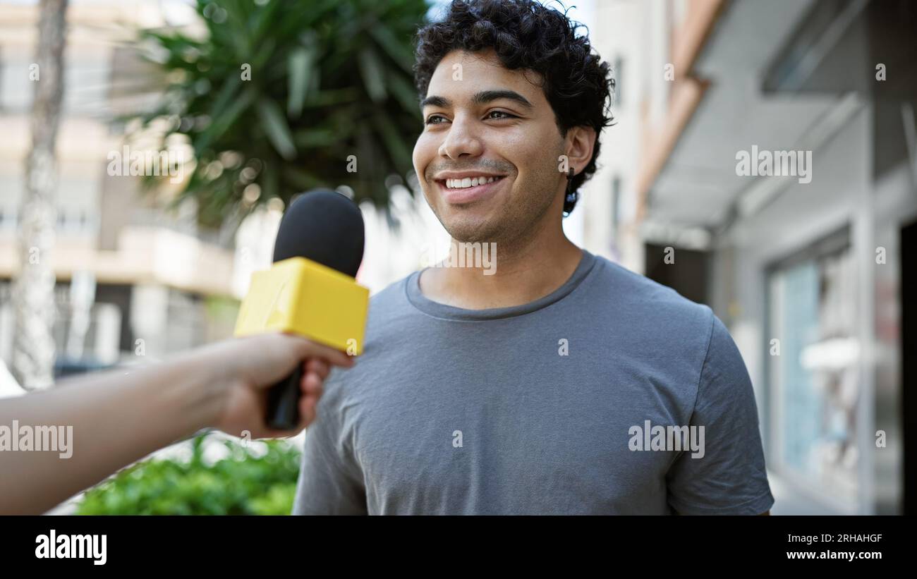 Reporter street mic hi-res stock photography and images - Alamy