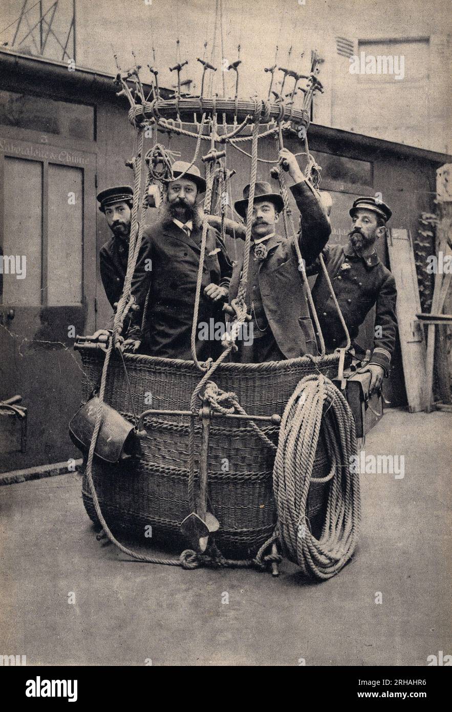 Mise en scene photographique avec une montgolfiere. Photographie, fin ...