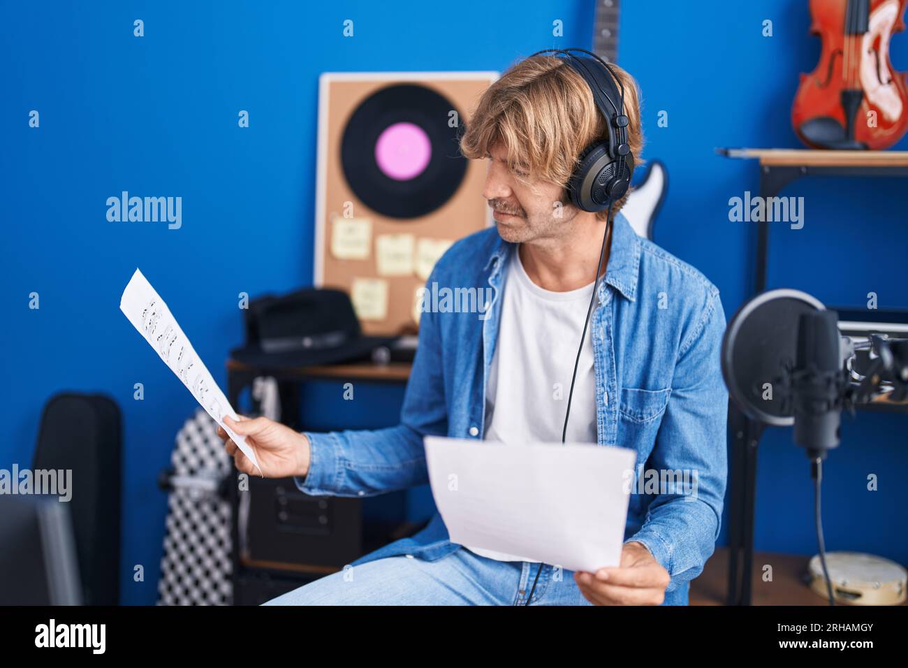 Singer man reading paper hi-res stock photography and images - Alamy