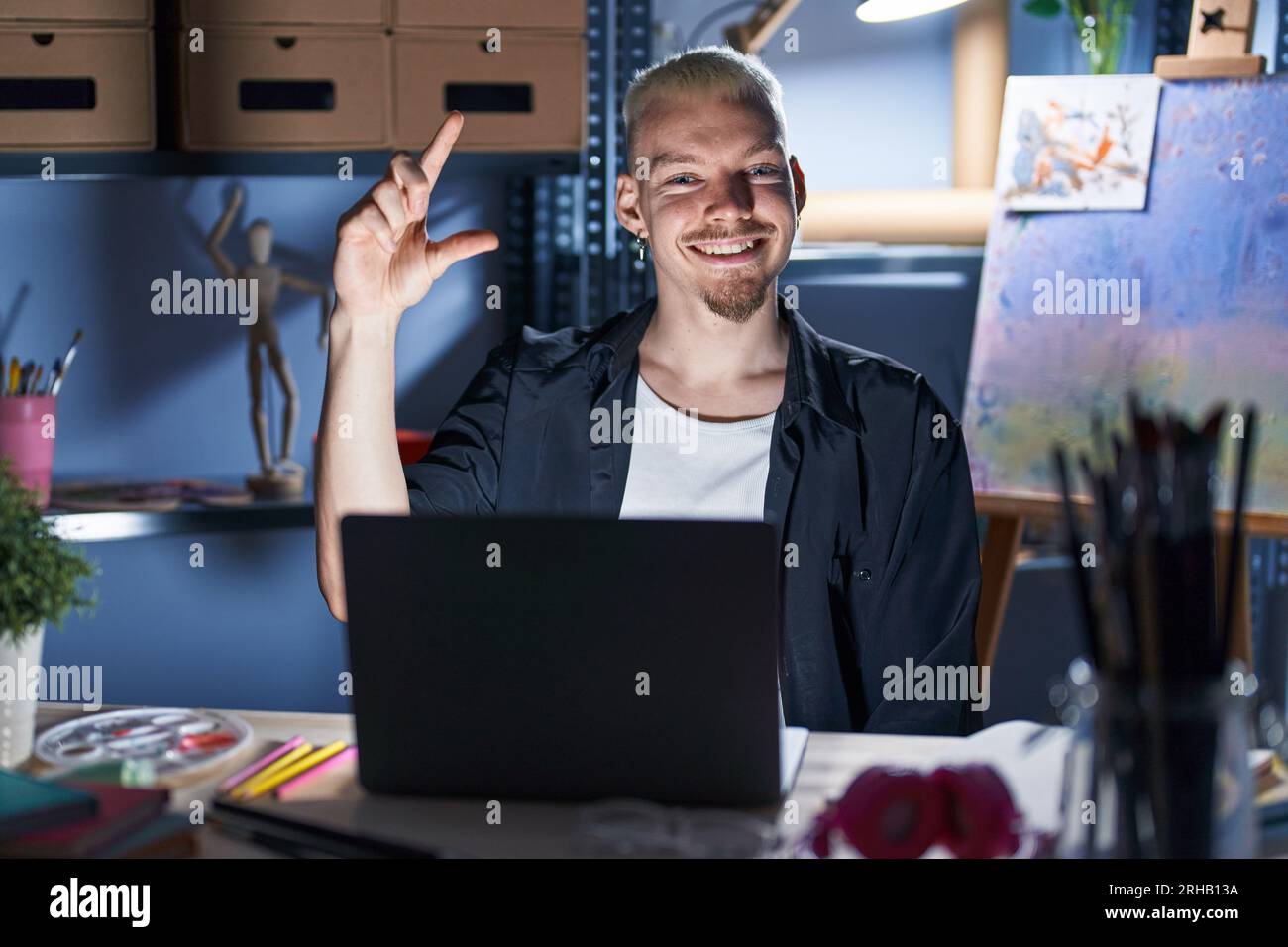Artist measuring thumb hi-res stock photography and images - Alamy