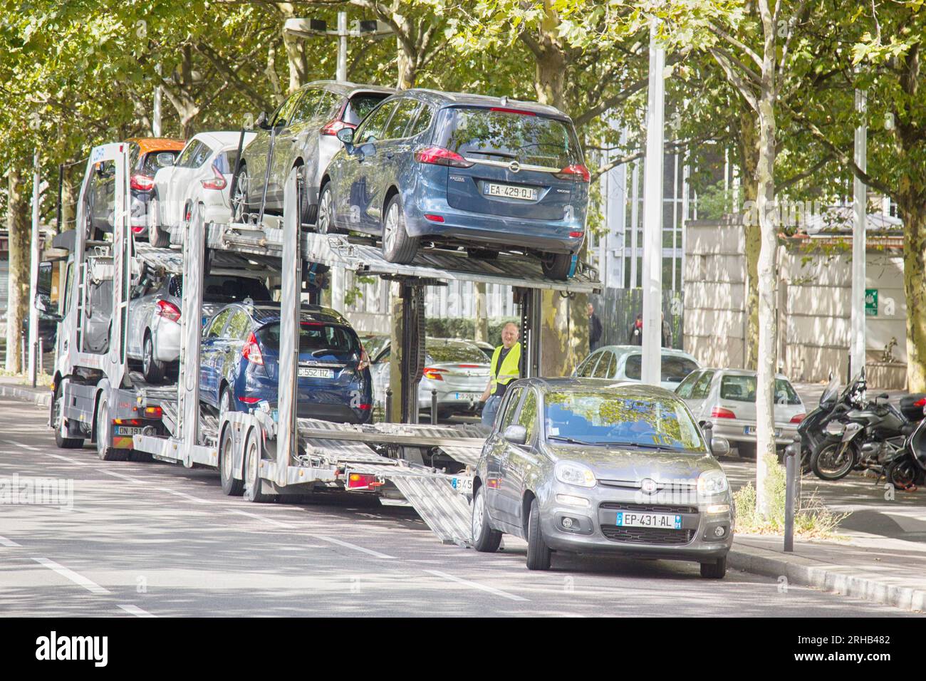 Motor cars loaded in cargo hi-res stock photography and images - Alamy