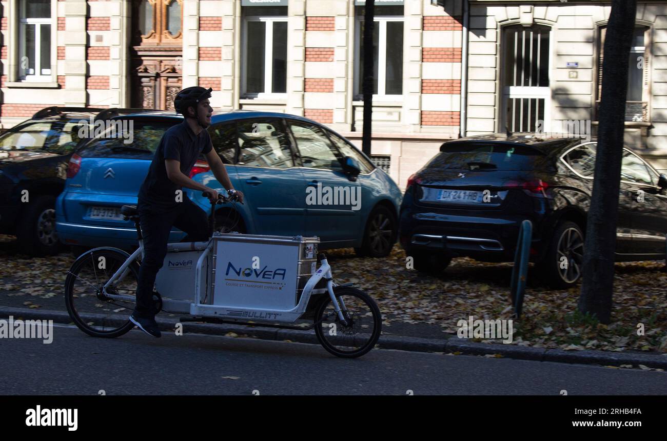 Mailer bag hi-res stock photography and images - Alamy