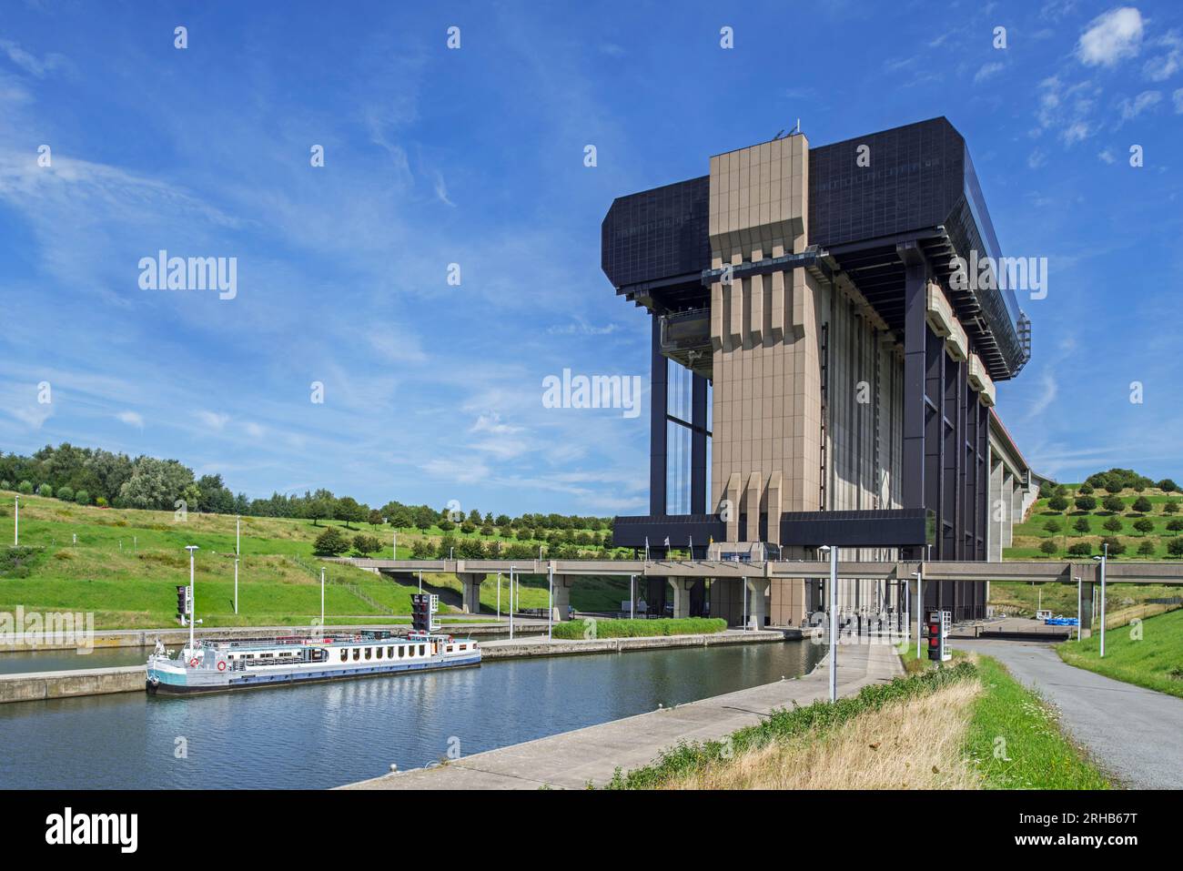 Strépy-Thieu boat lift / L'ascenseur funiculaire de Strépy-Thieu on a ...