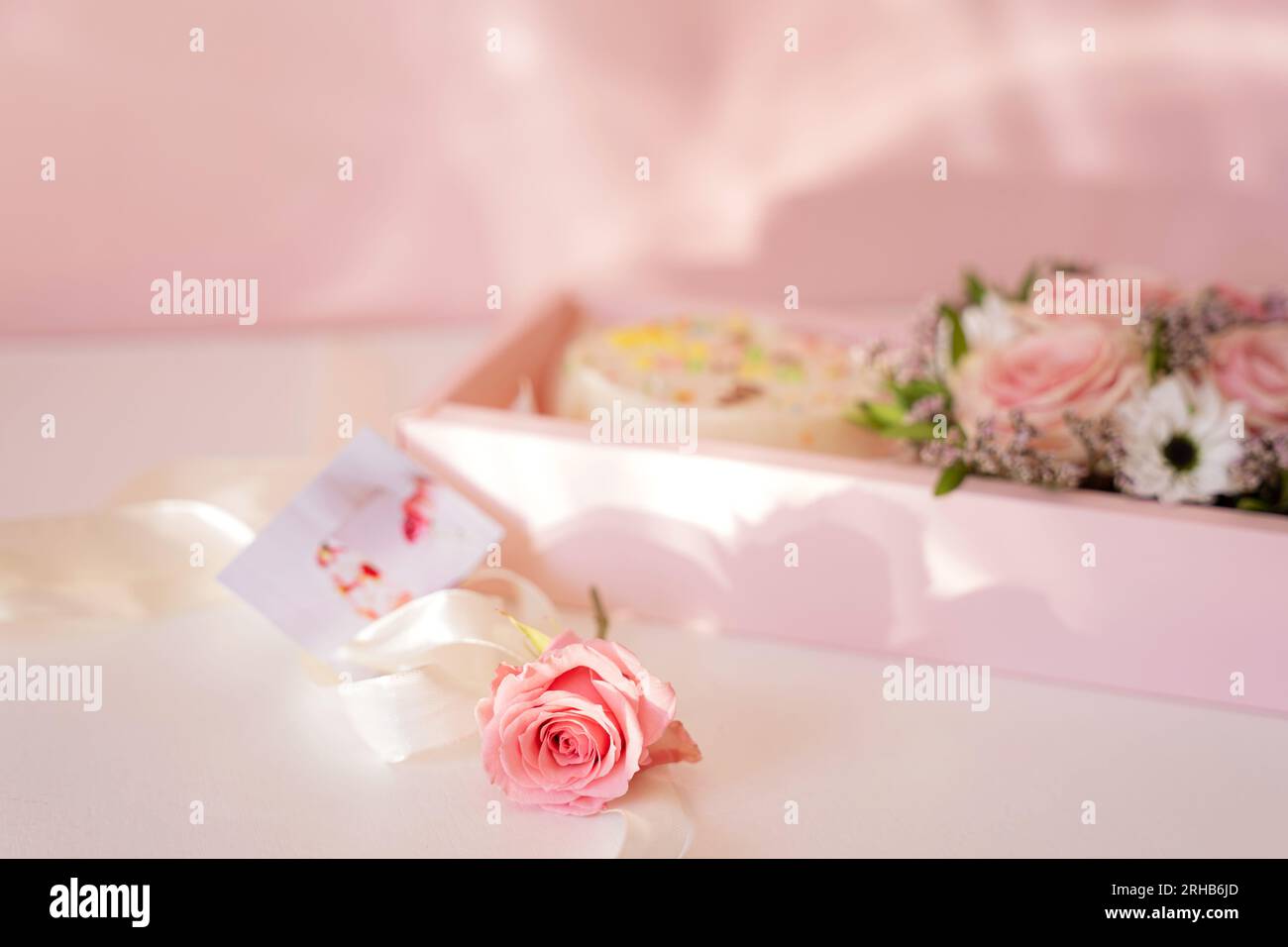 Cake with blooming roses in a pink gift box Stock Photo - Alamy