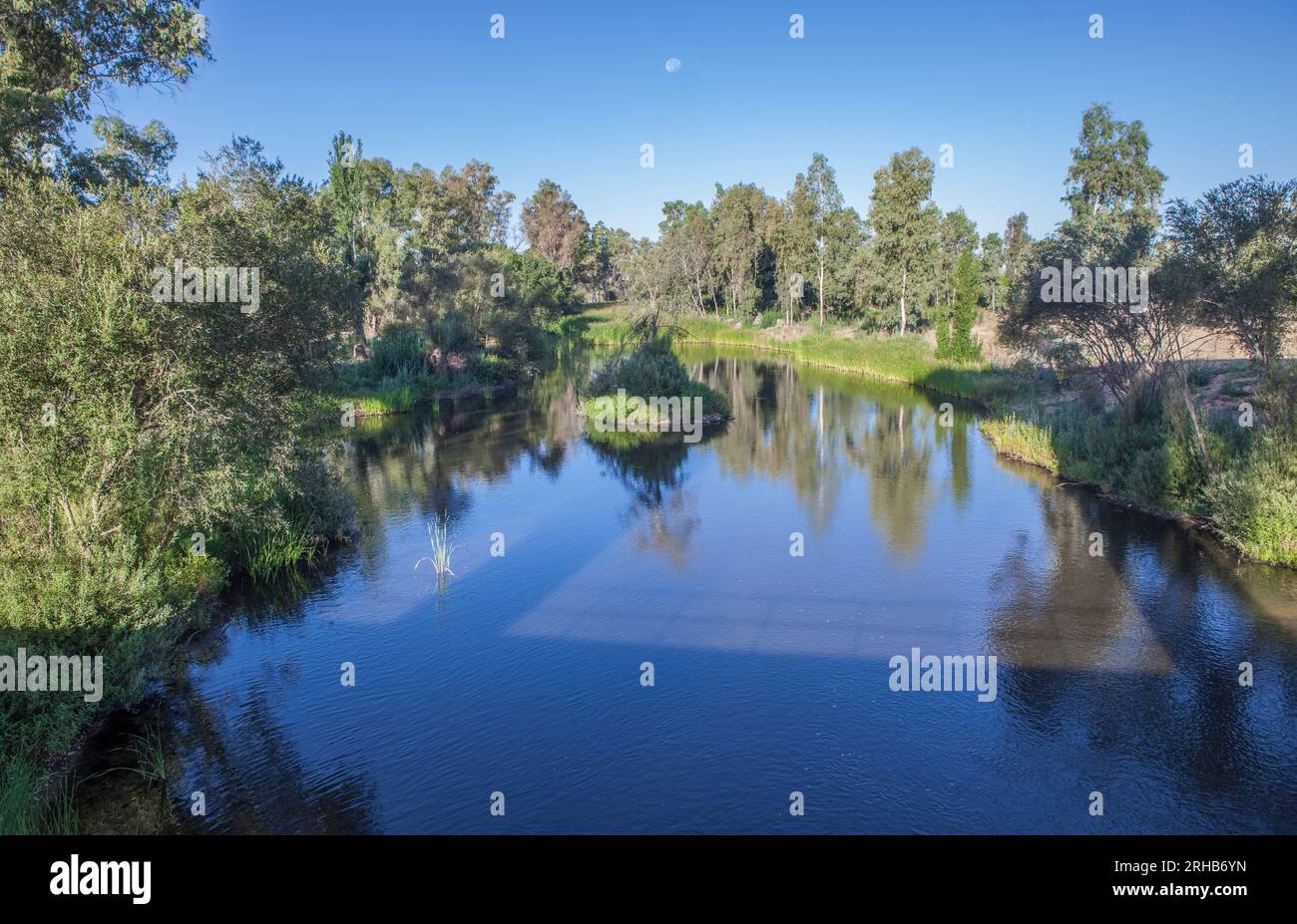 Pipeline crossing river hi-res stock photography and images - Alamy