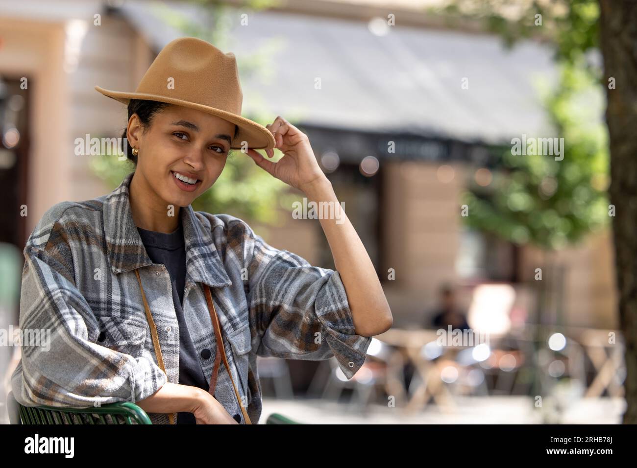 Cute young girl in a straw hat looking happy Stock Photo - Alamy