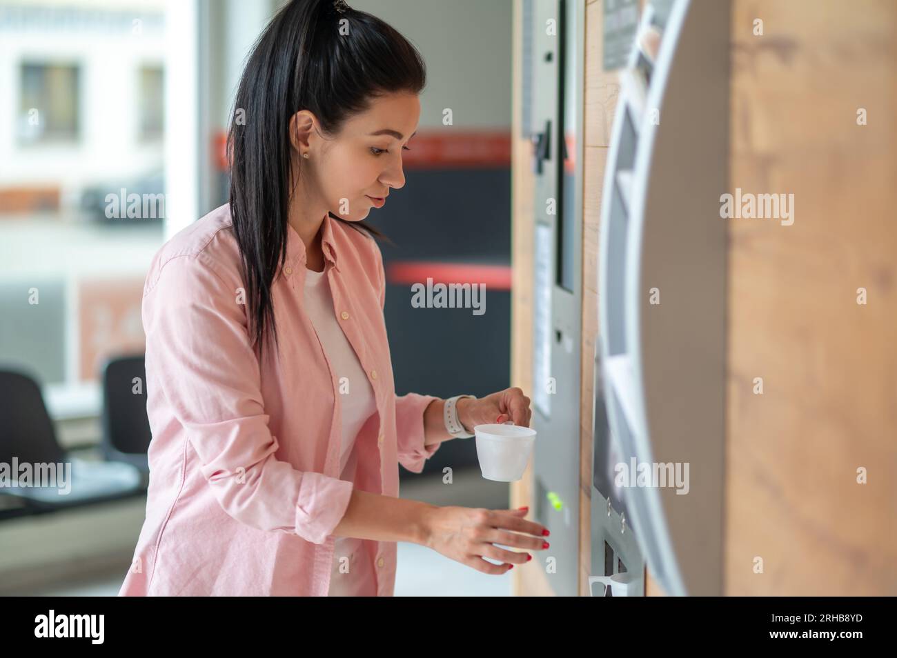 Waiting coffee vending machine hi-res stock photography and images - Alamy