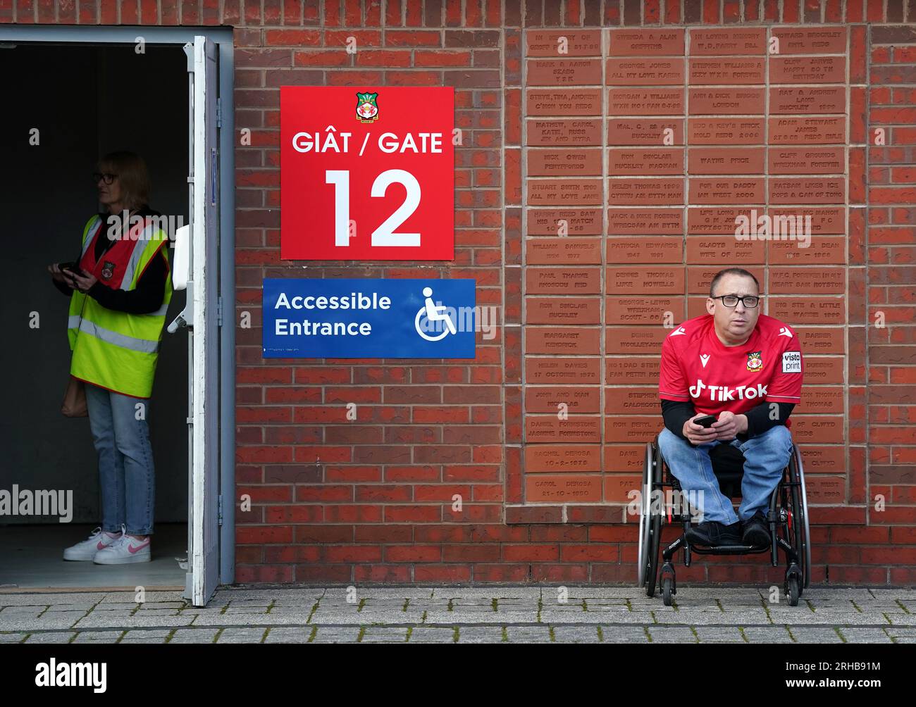 Racecourse fan entrance hi-res stock photography and images - Alamy