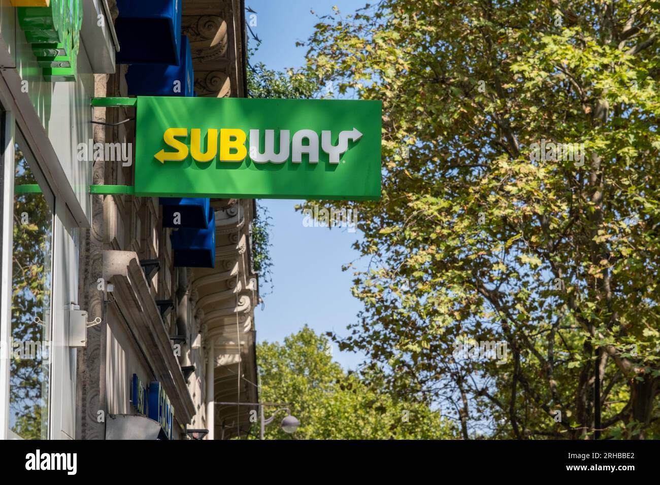 Paris, FR - 31 August 2022: Subway restaurant logo sign Stock Photo - Alamy