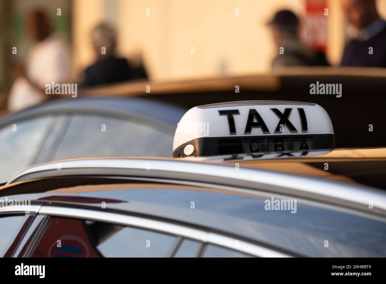 Taxi sign silhouette hi-res stock photography and images - Alamy
