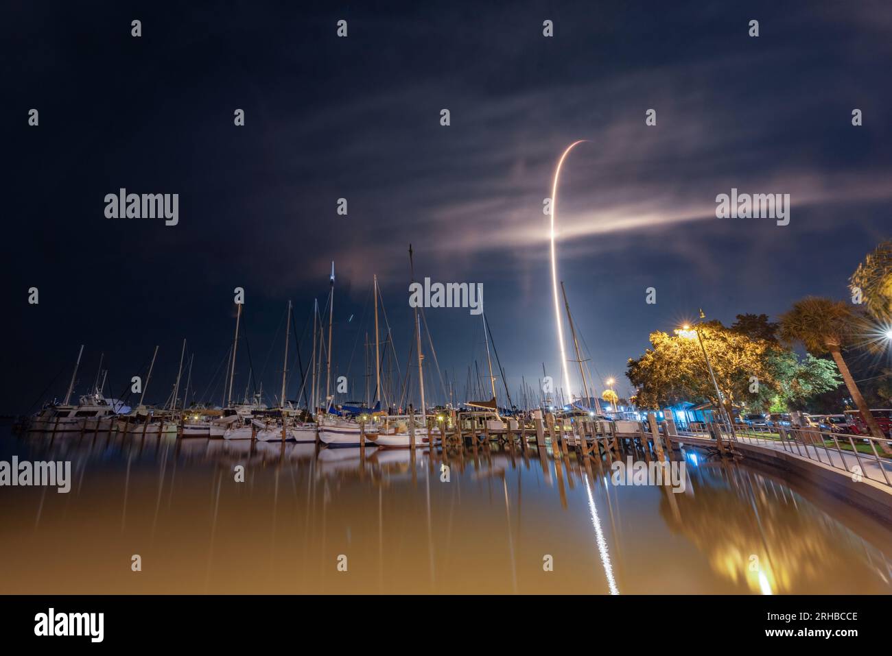 SpaceX Falcon 9 Starlink Group 6-9 Arc Stock Photo - Alamy