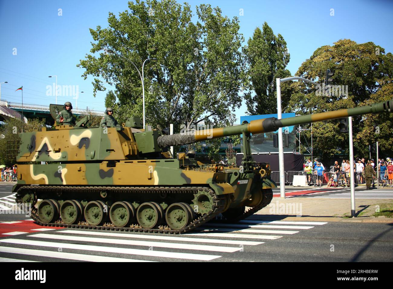 Poland, Warsaw: Polish Army presents artillery howitzers during ...