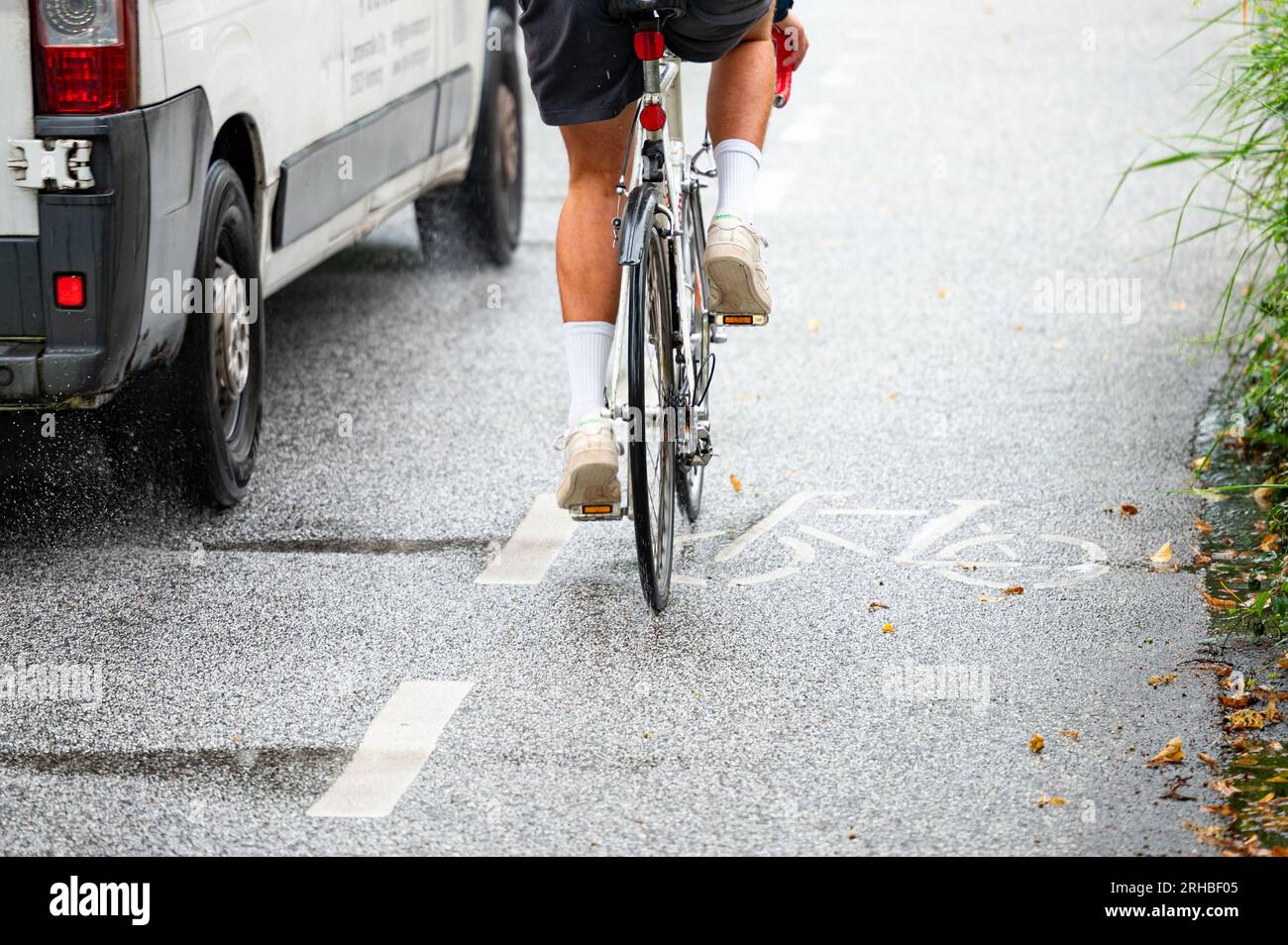 Car overtake cyclist hi-res stock photography and images - Alamy