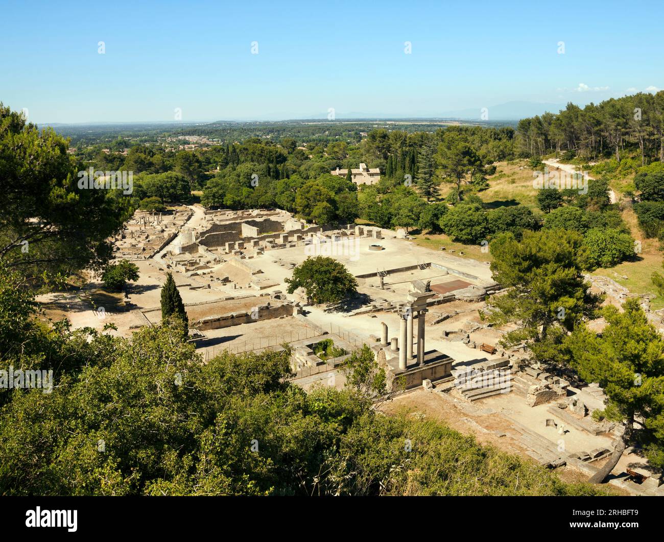 View of the Roman city of Glanum, Saint-Rémy de Provence, massif des ...