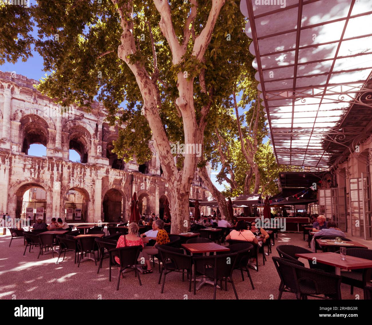 The Roman amphitheater in Nimes and a nice place to rest. Gard ...