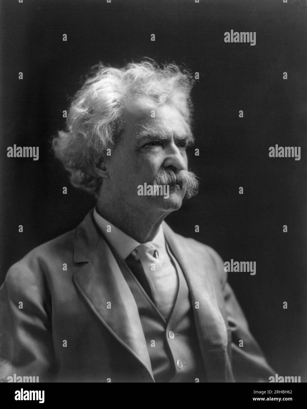 United States: c. 1907 A head and shoulders portrait of author Mark ...