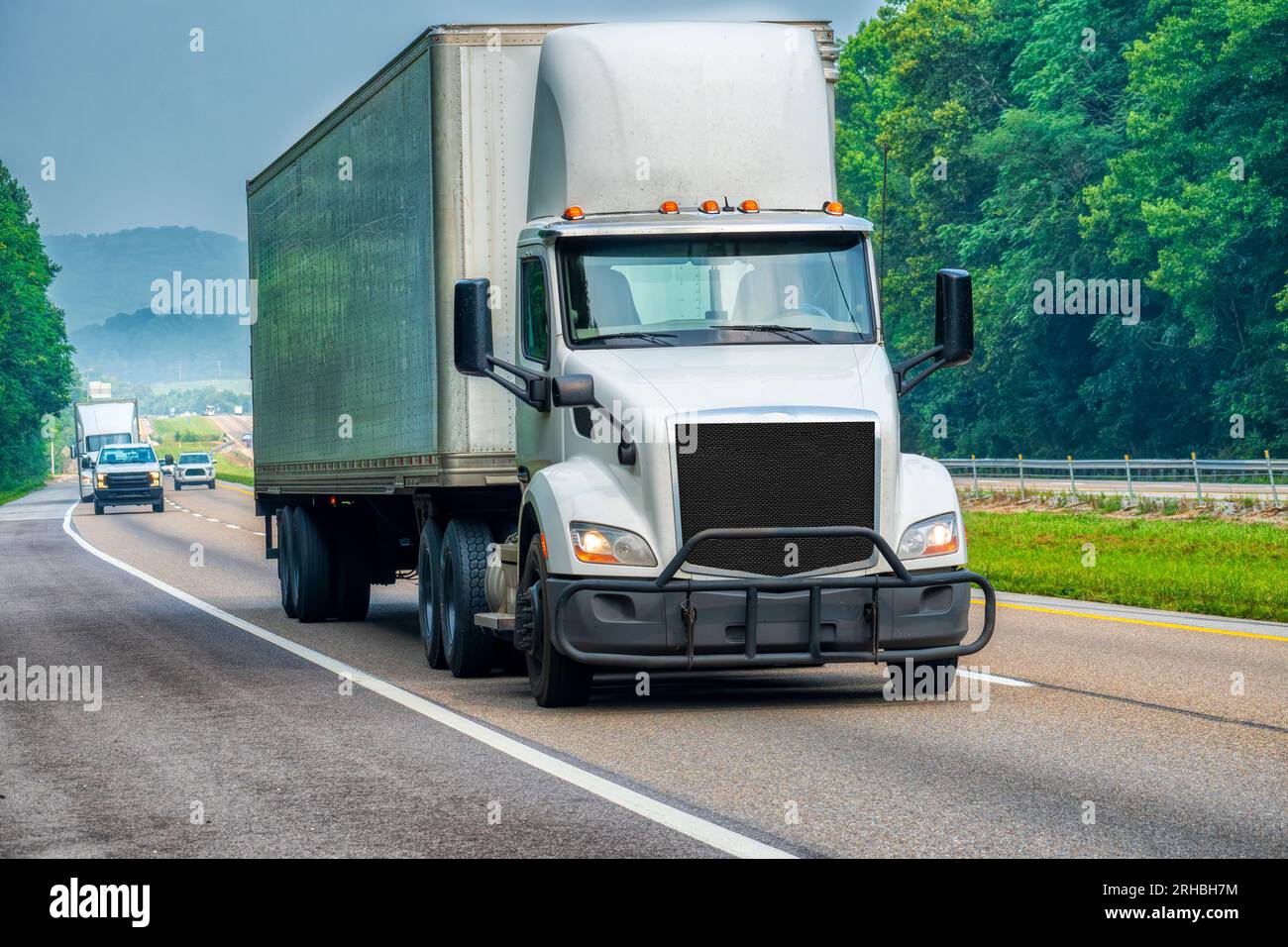 Traffic on a multiple lane highway hi-res stock photography and images ...