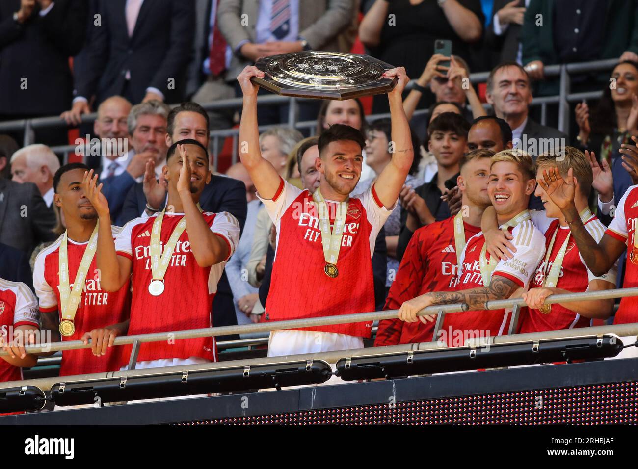 Declan Rice of Arsenal and team mates celebrate with the FA Community ...