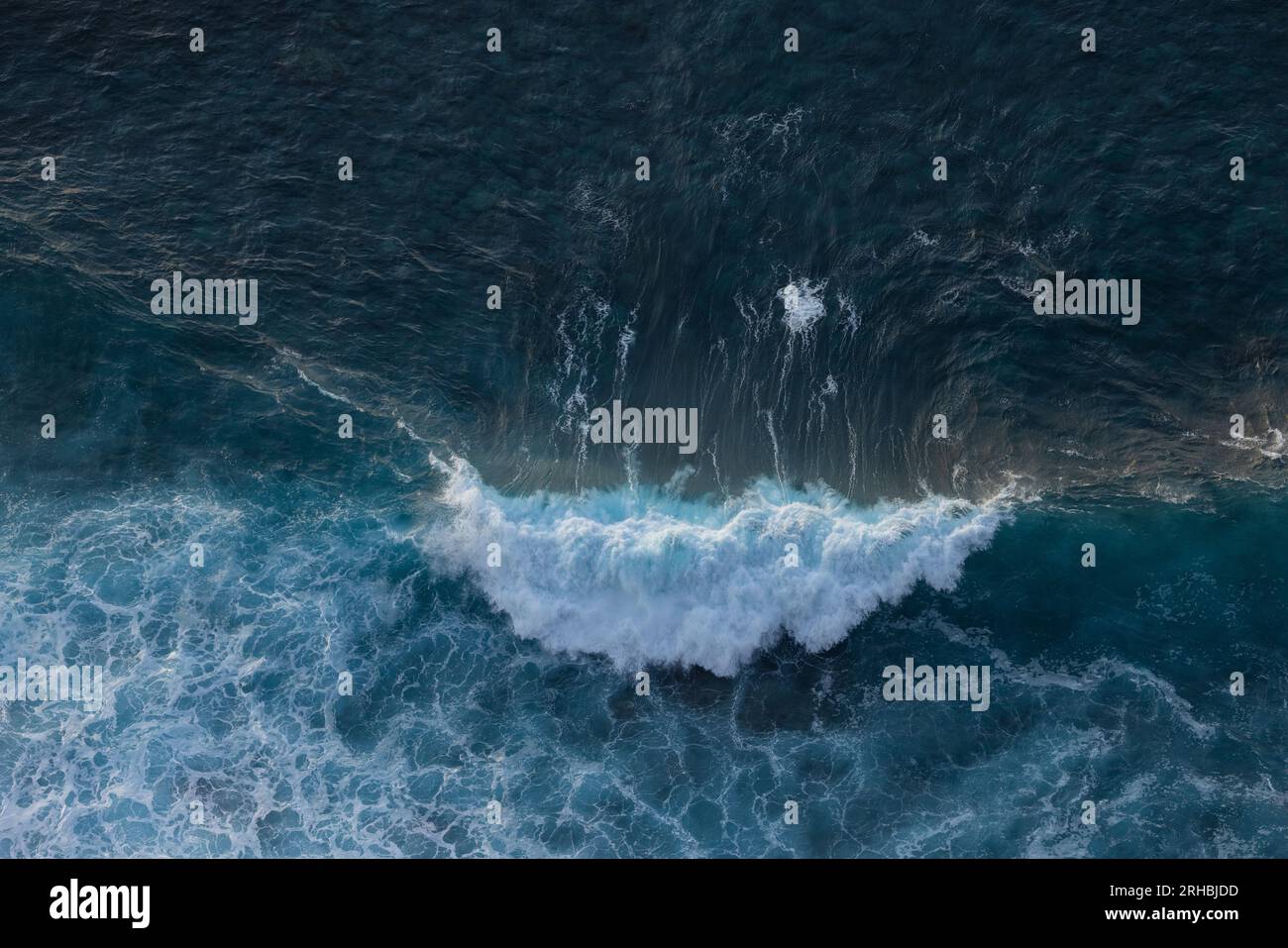 Big wave sea people hi-res stock photography and images - Alamy