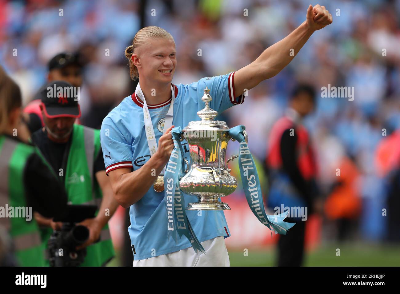 Erling haaland manchester city trophy hi-res stock photography and ...