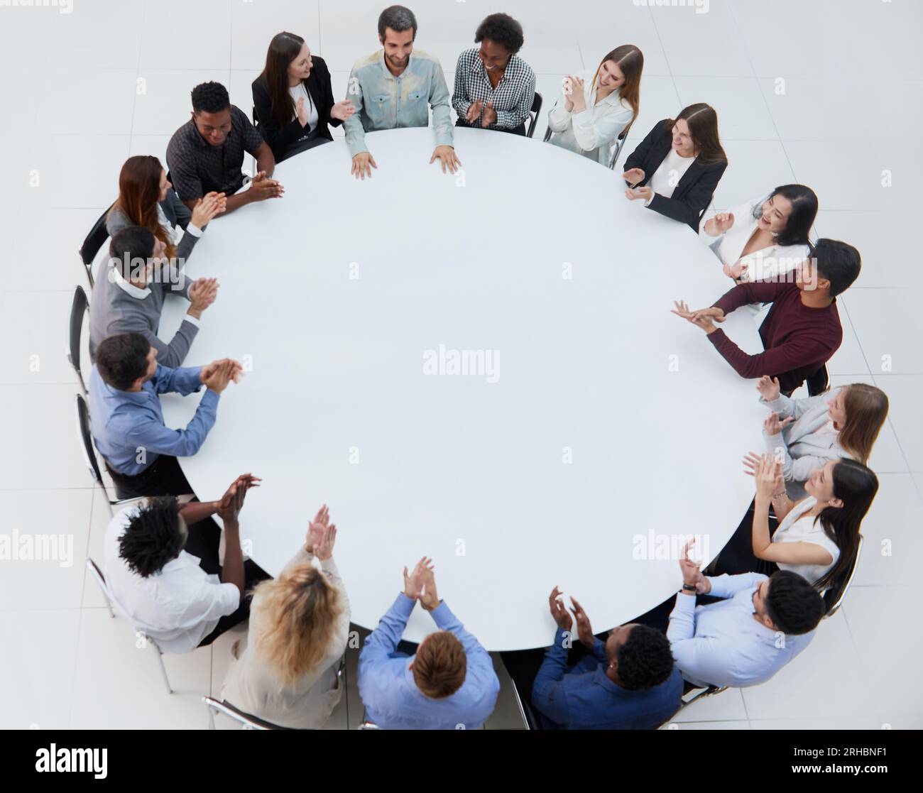Workers round table hi-res stock photography and images - Alamy